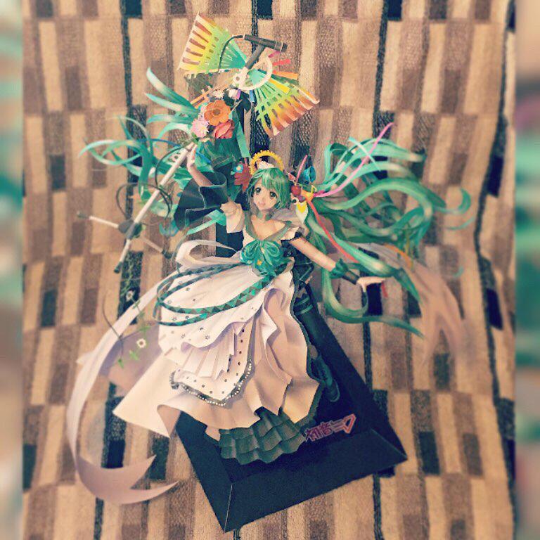 I built a 10th Anniversary Memorial Dress Miku papercraft! | Scrolller