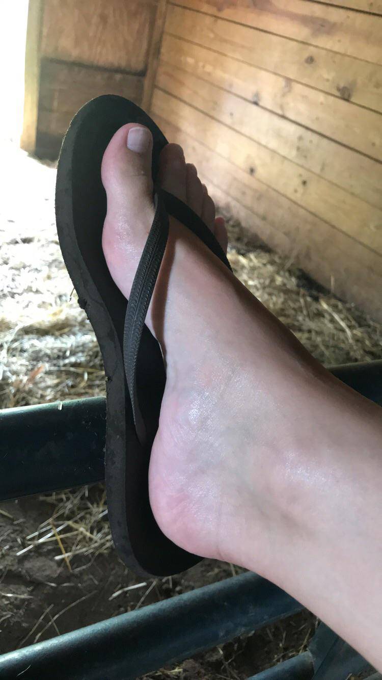 I can’t forget about the flip flop boys 💋 | Scrolller