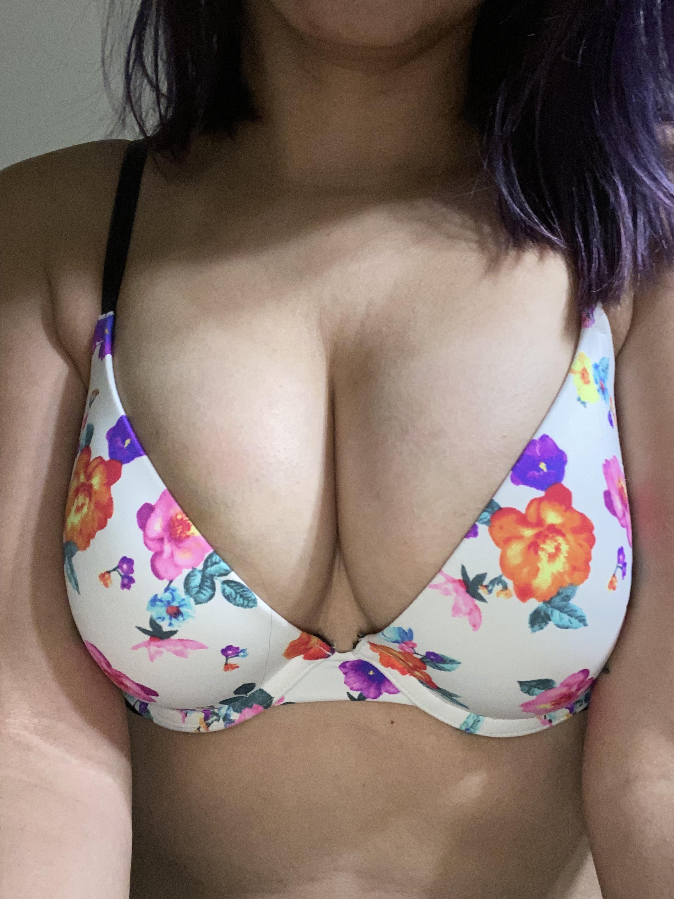 Mommy cleavage 🤤 | Scrolller