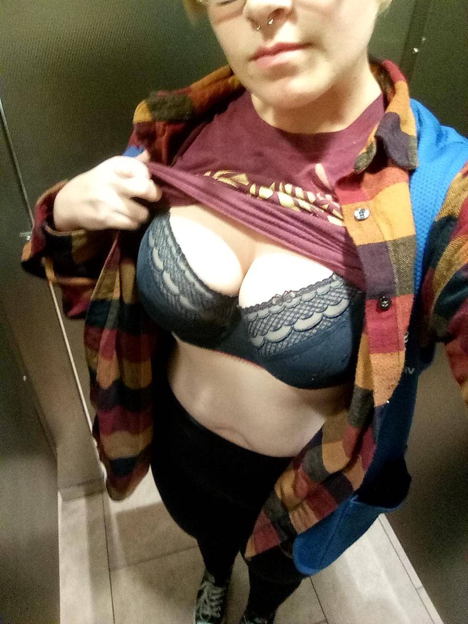 I dont get enough attention from the ladies on GW, how about here? | Scrolller