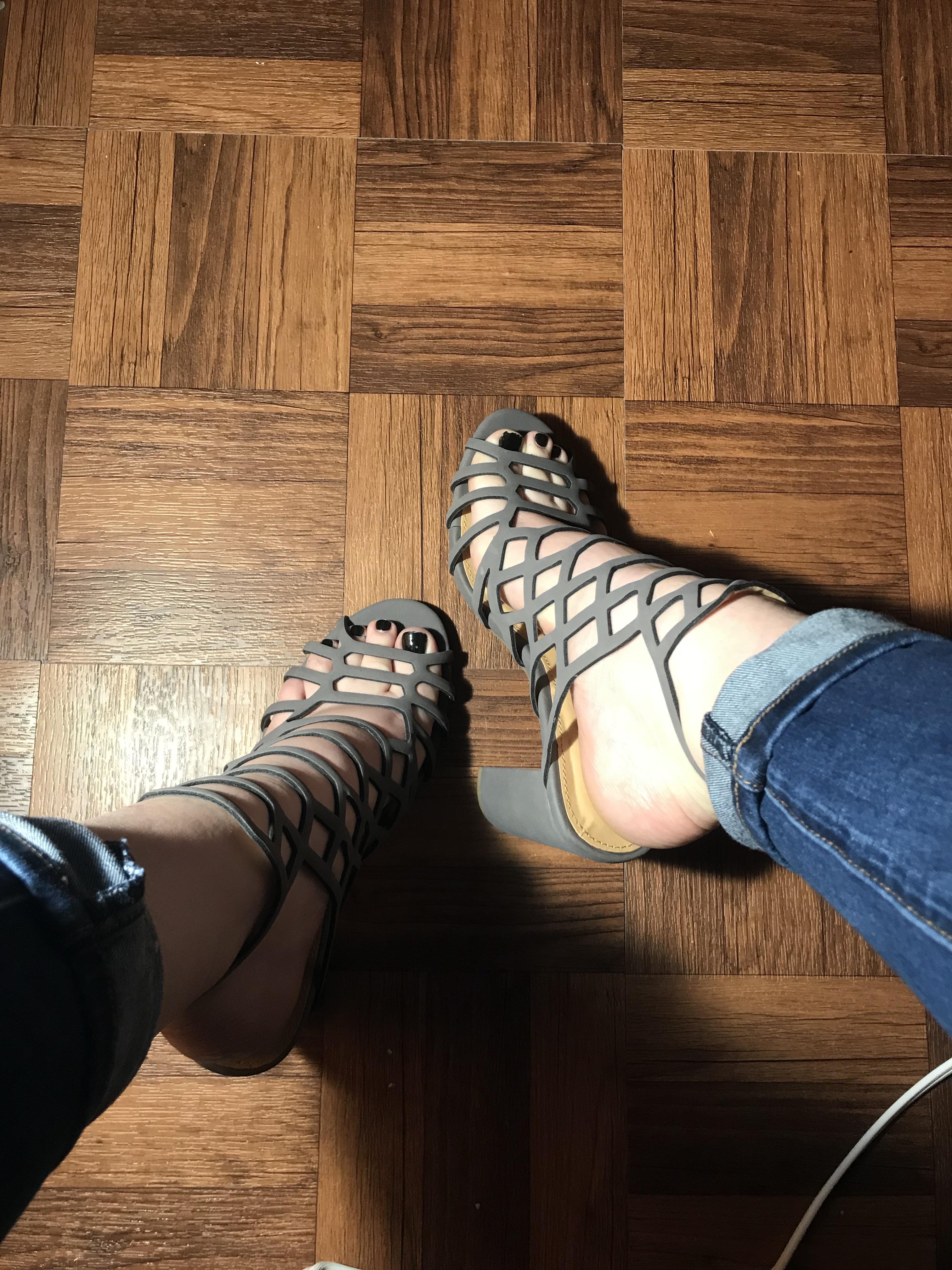 I feel like everyone’s staring at my feet when I wear these ☺️ I kind of like it | Scrolller