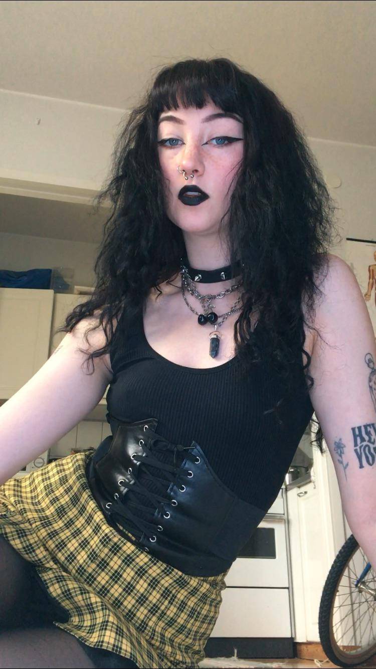 I fit here well right? | Scrolller