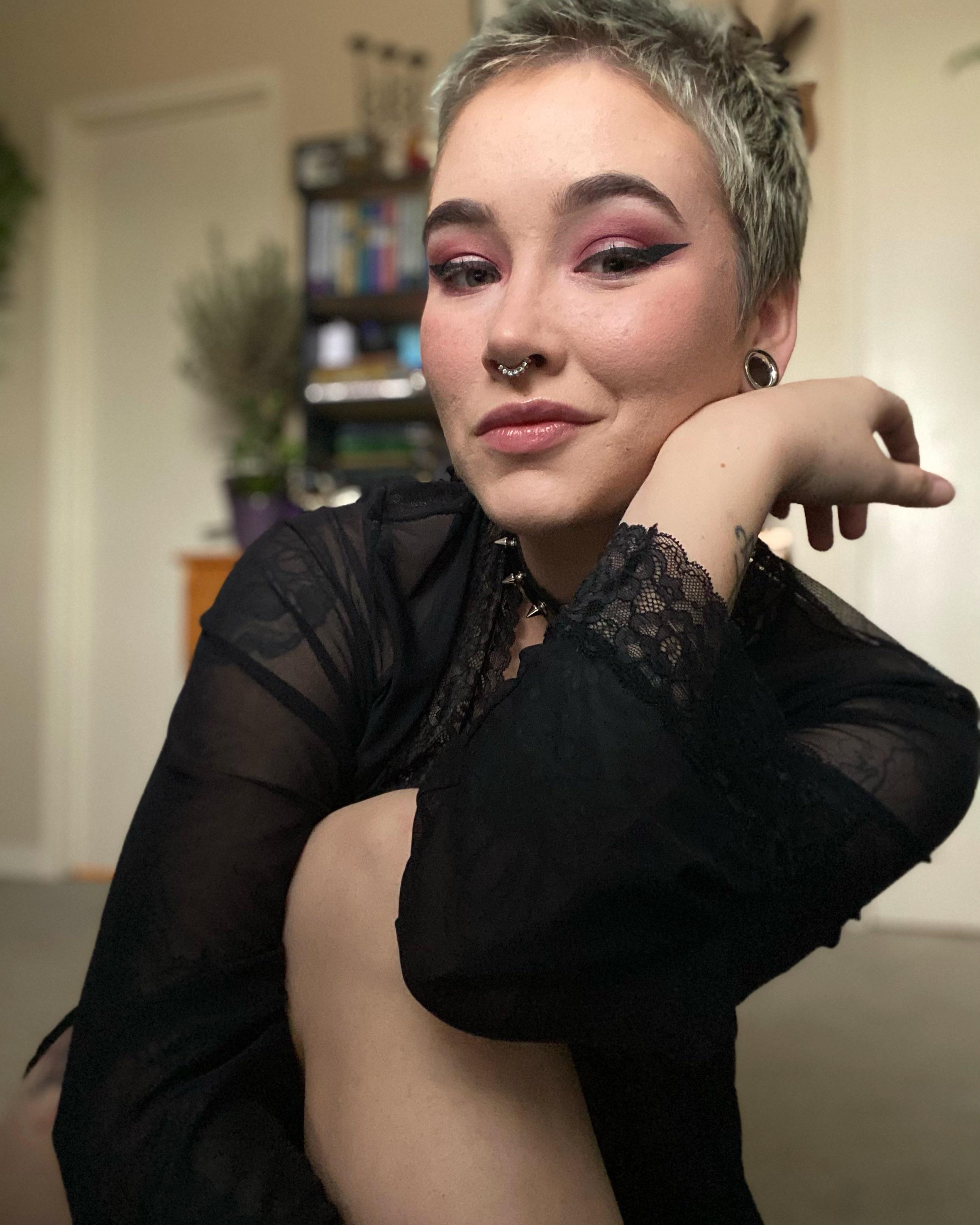 I forgot how much I love a good choker 🖤 | Scrolller