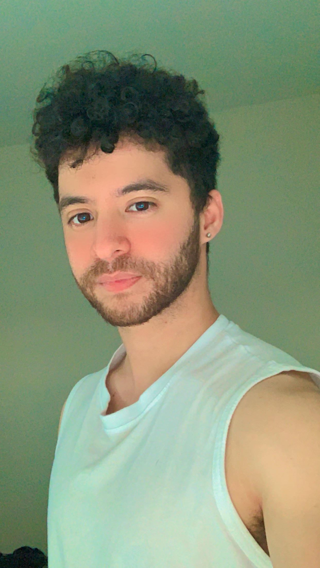 I like chatting and getting to know people online. Message me anytime! :) | Scrolller