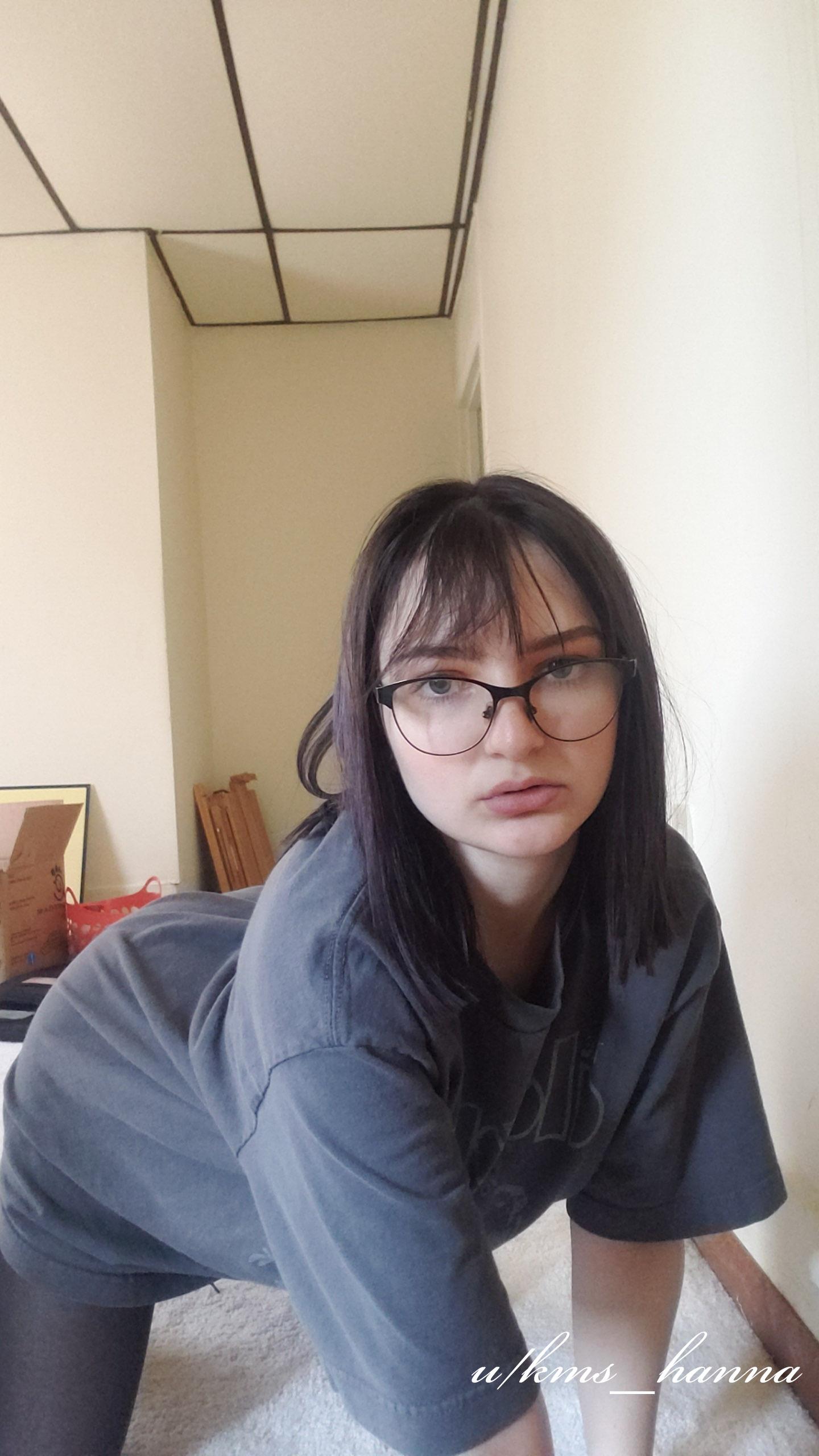 I look best on my knees | Scrolller