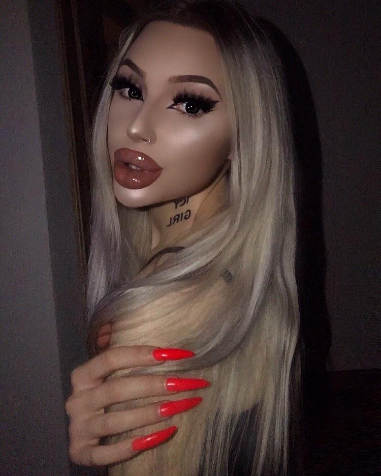i love being plastic🤪💋 | Scrolller