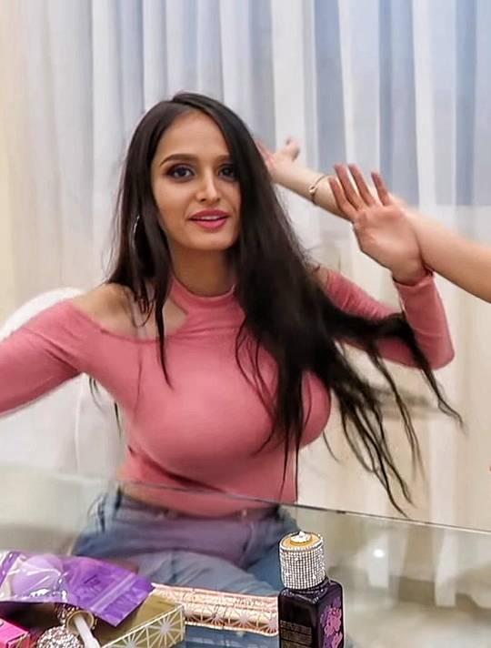 I love it when she's wearing tight blouses 🤤 | Scrolller