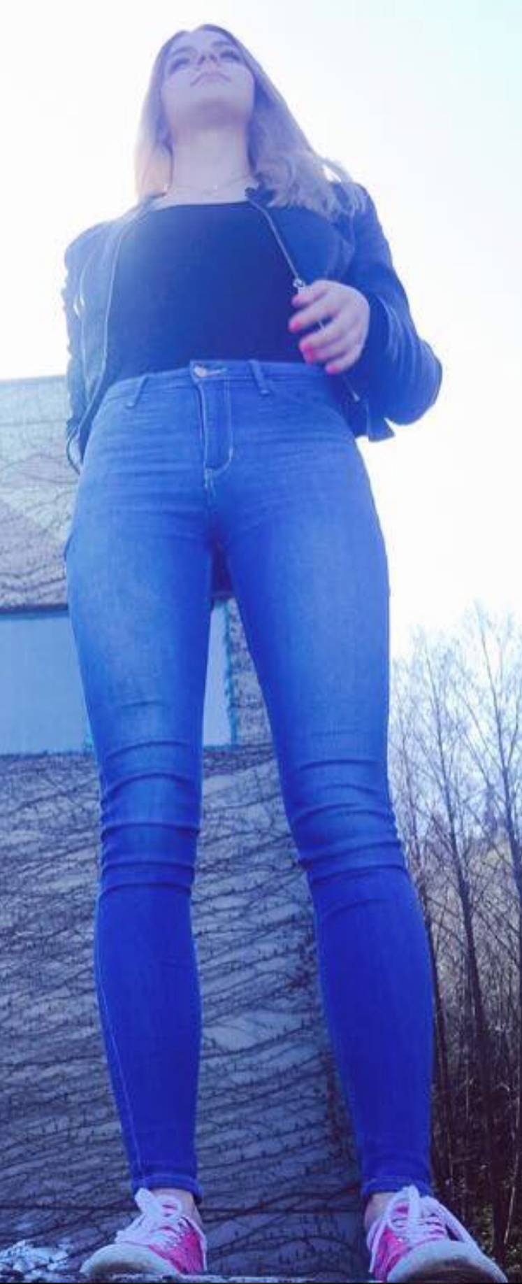 I love this view of a tight jeans crotch (frontal) | Scrolller