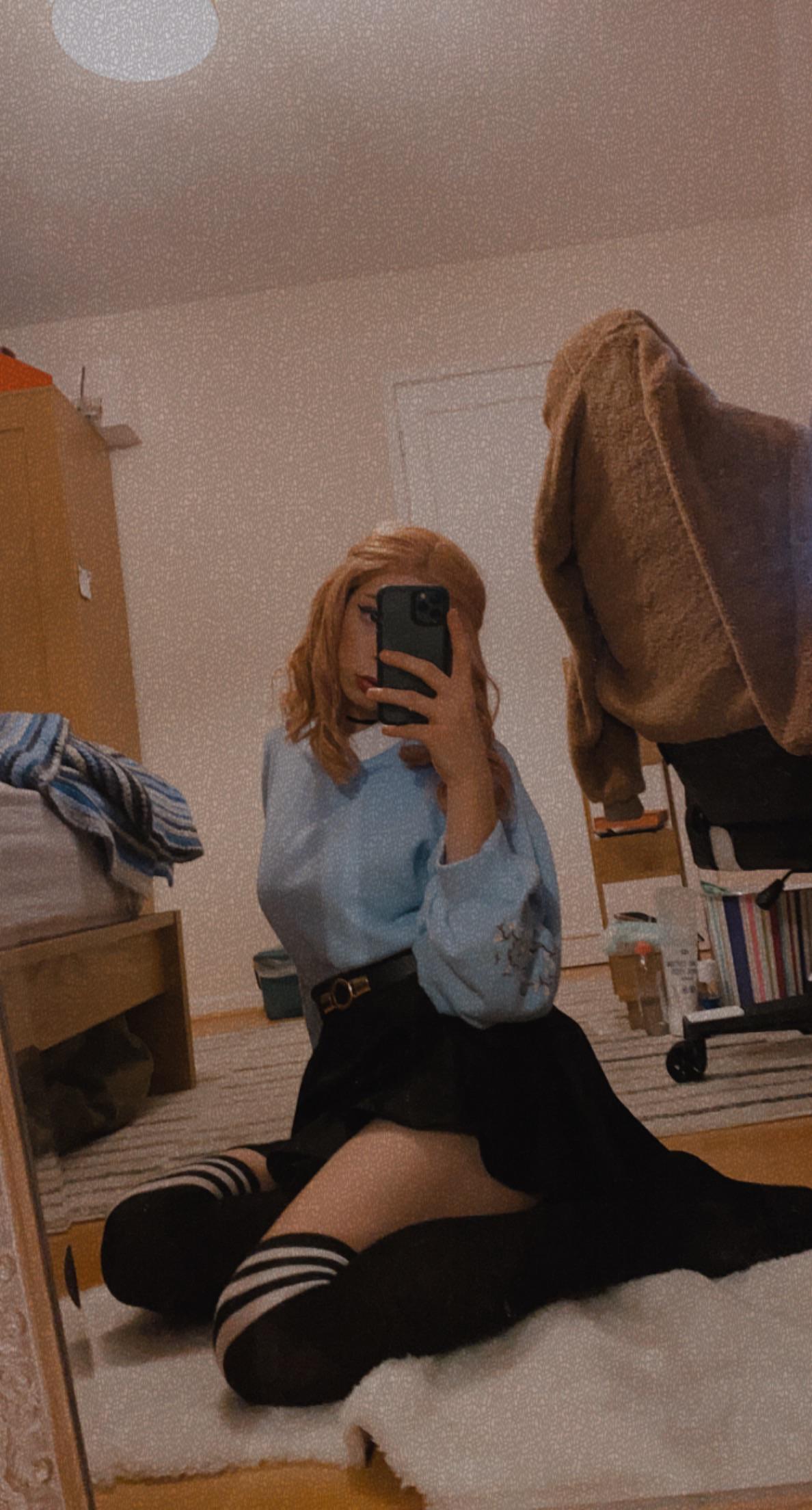 I’m bored someone dm me xx | Scrolller