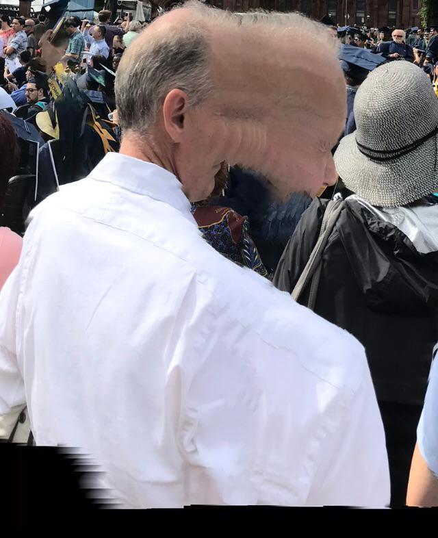 I never noticed his shoulder until now. | Scrolller