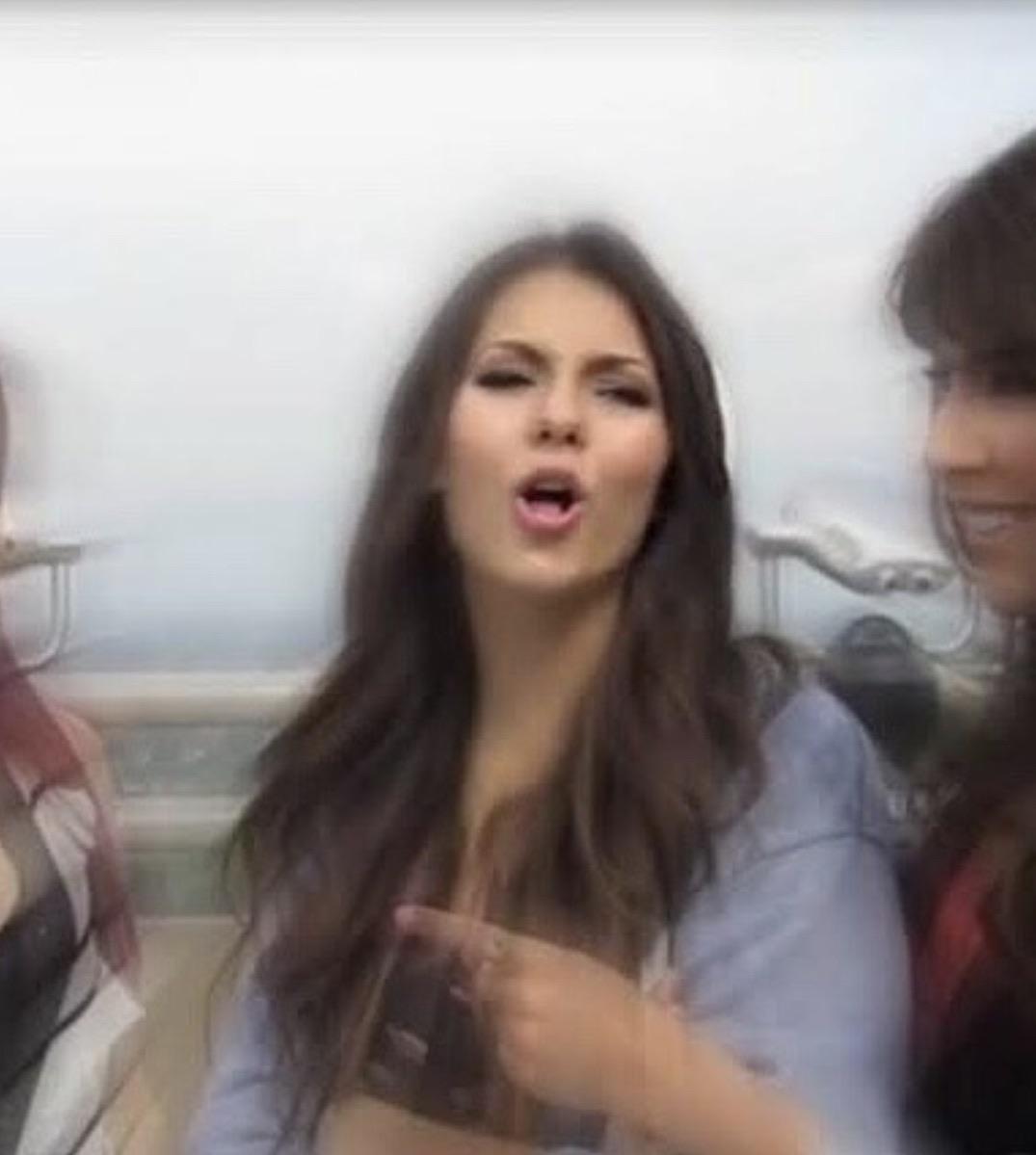 i tHInK wE aLl sINg! | Scrolller