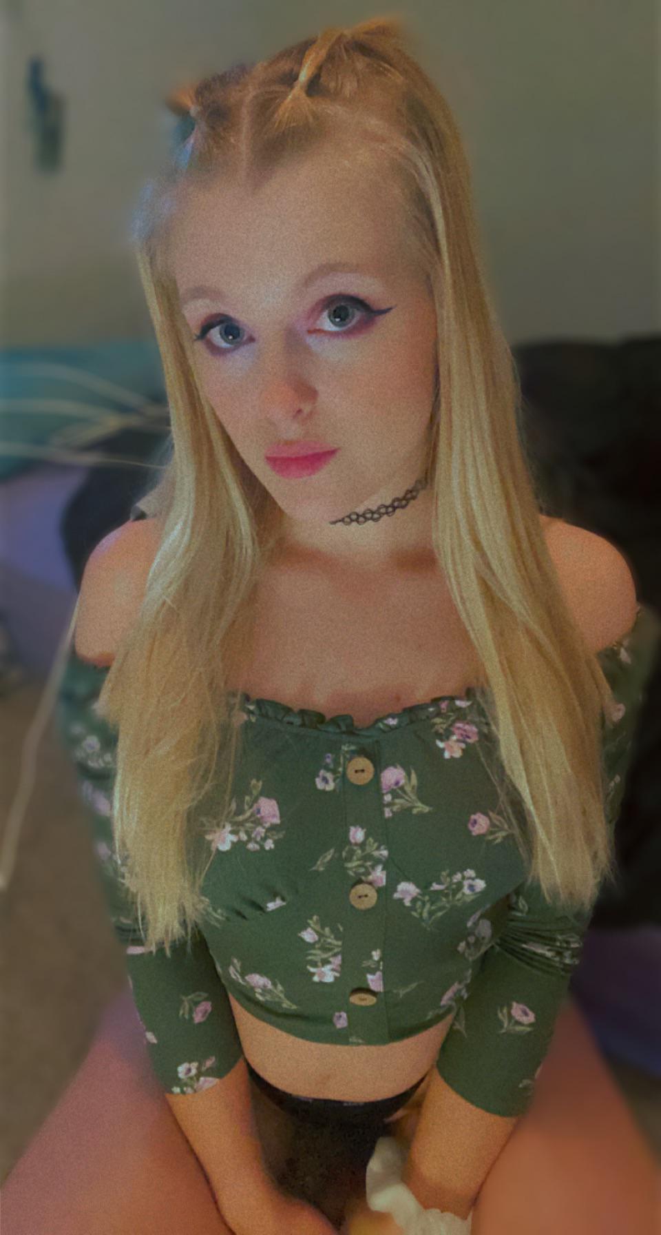 I might have b-cups, but that’s because it all went to my ass 😉 | Scrolller