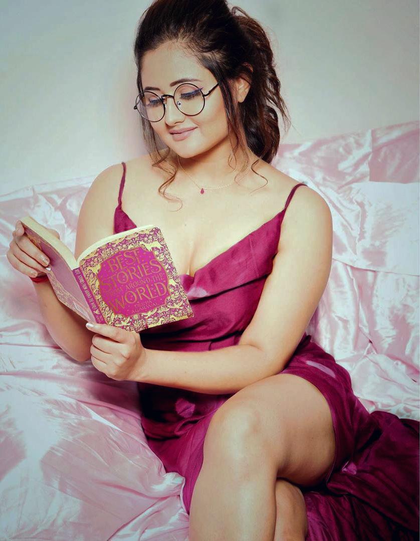 If I saw Rashmi Desai on my bed like that, I would start eating her out while she tries to read ...