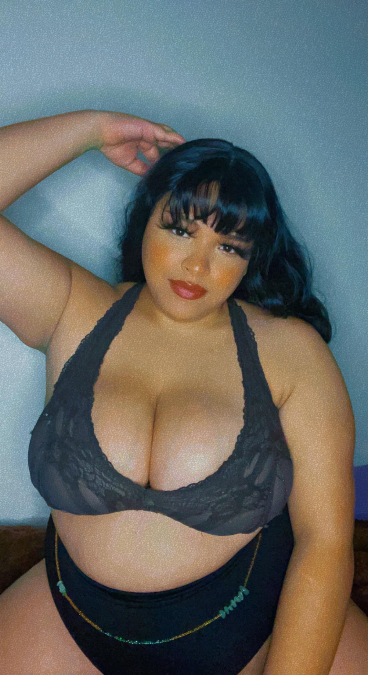 Shes a lil thick | Scrolller