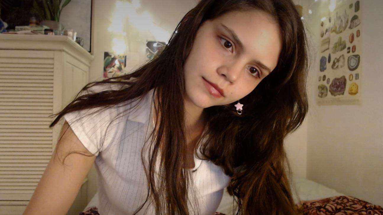 im live on my onlyfans (: onlyfans.com/chloelikespotatoes | Scrolller