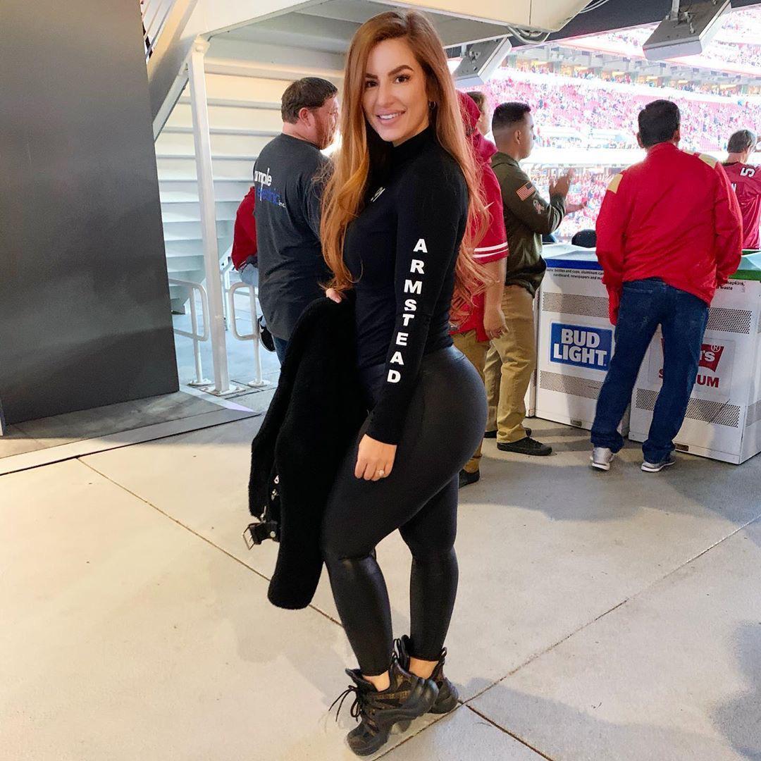 Imagine pounding her doggystyle.. | Scrolller