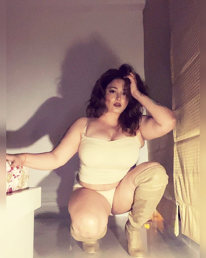 90s Milf Kiran Rathore knows how to Tease and Flaunts her Yummy Thighs | Scrolller