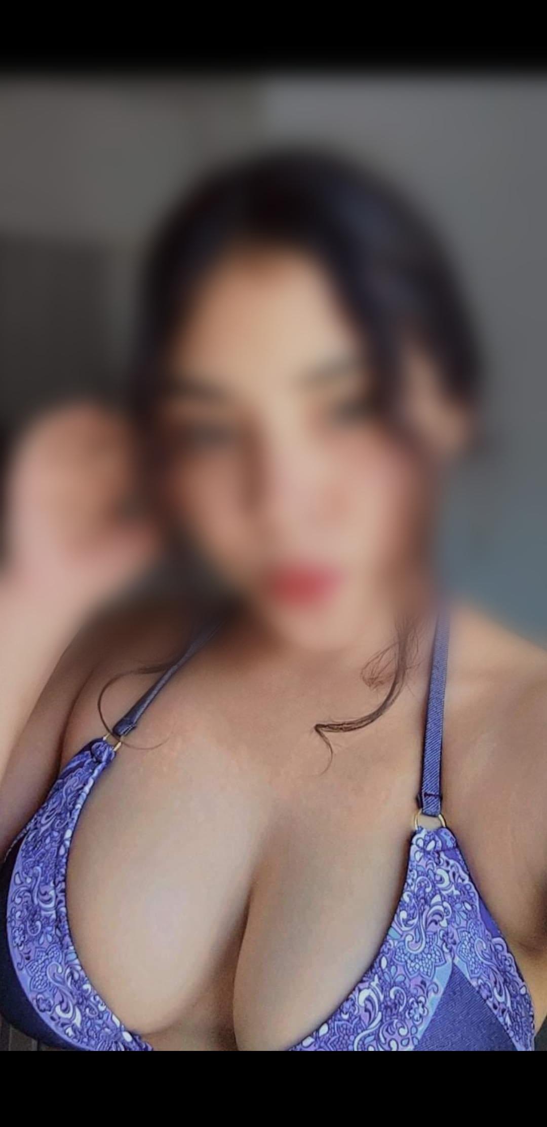 Intercambio fotos de ella por la de sus novias,amigas o primas manden mensaje | Scrolller