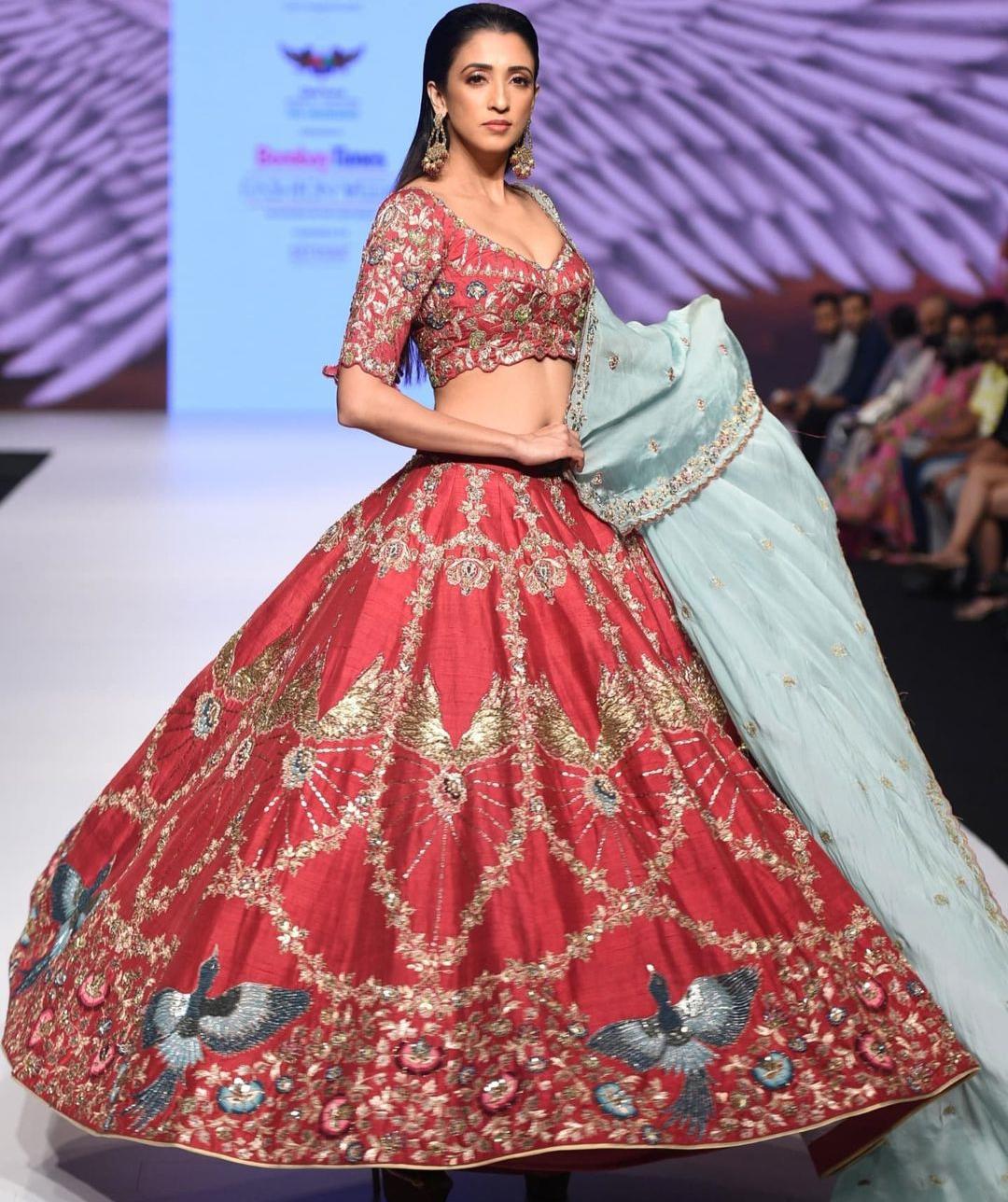 Iris Bhaskar Maity navel in red lehenga | Scrolller