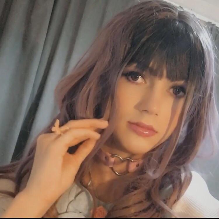 Isn’t she a pretty little thing...who wants to see more of her 😘😈 | Scrolller