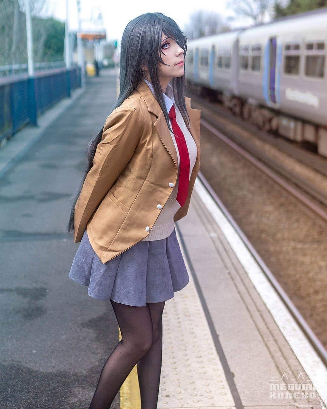 It's the girl from the library... ~ Mai Sakurajima school uniform cosplay | Scrolller