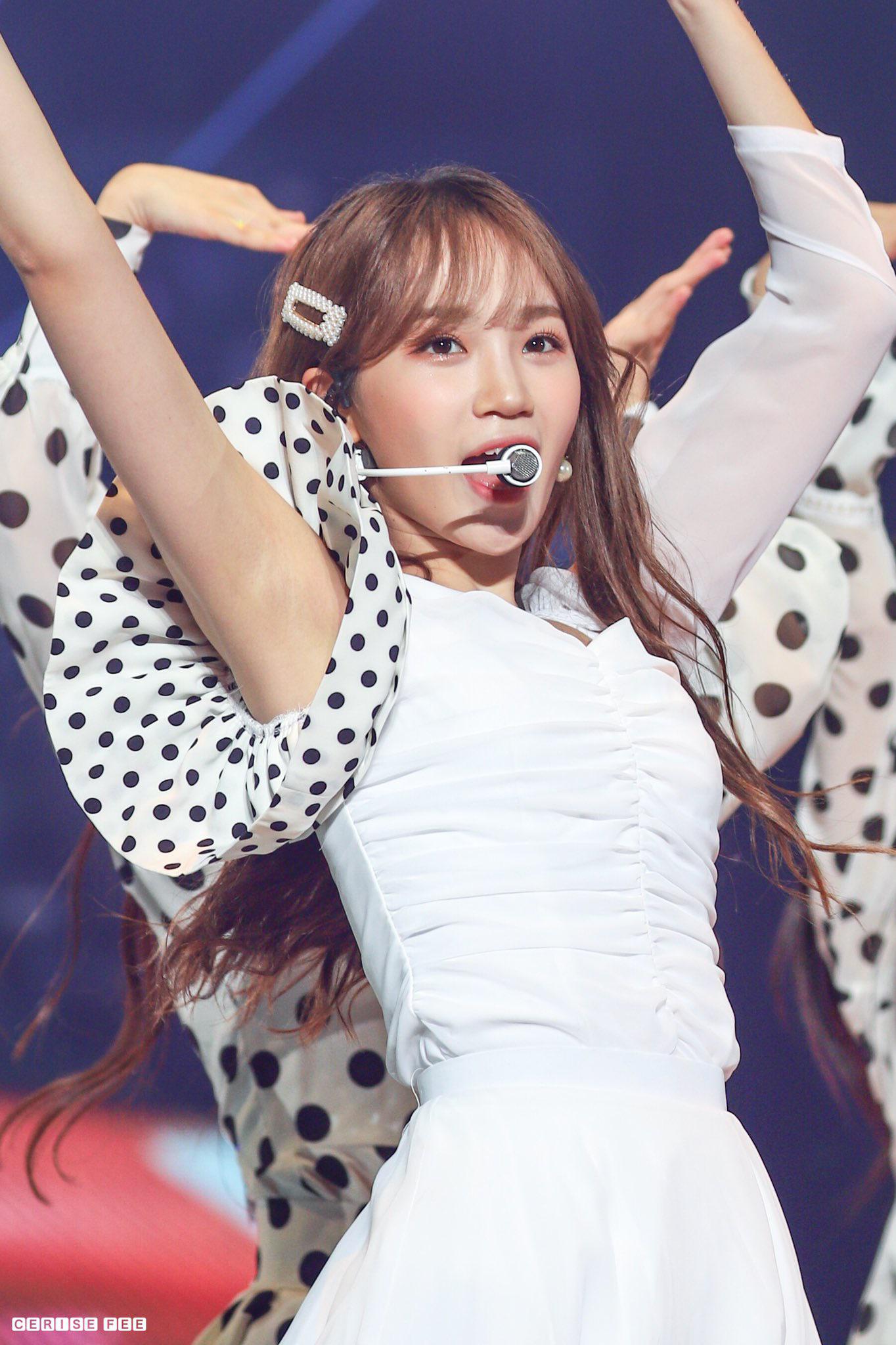 IZ*ONE - Chaewon | Scrolller