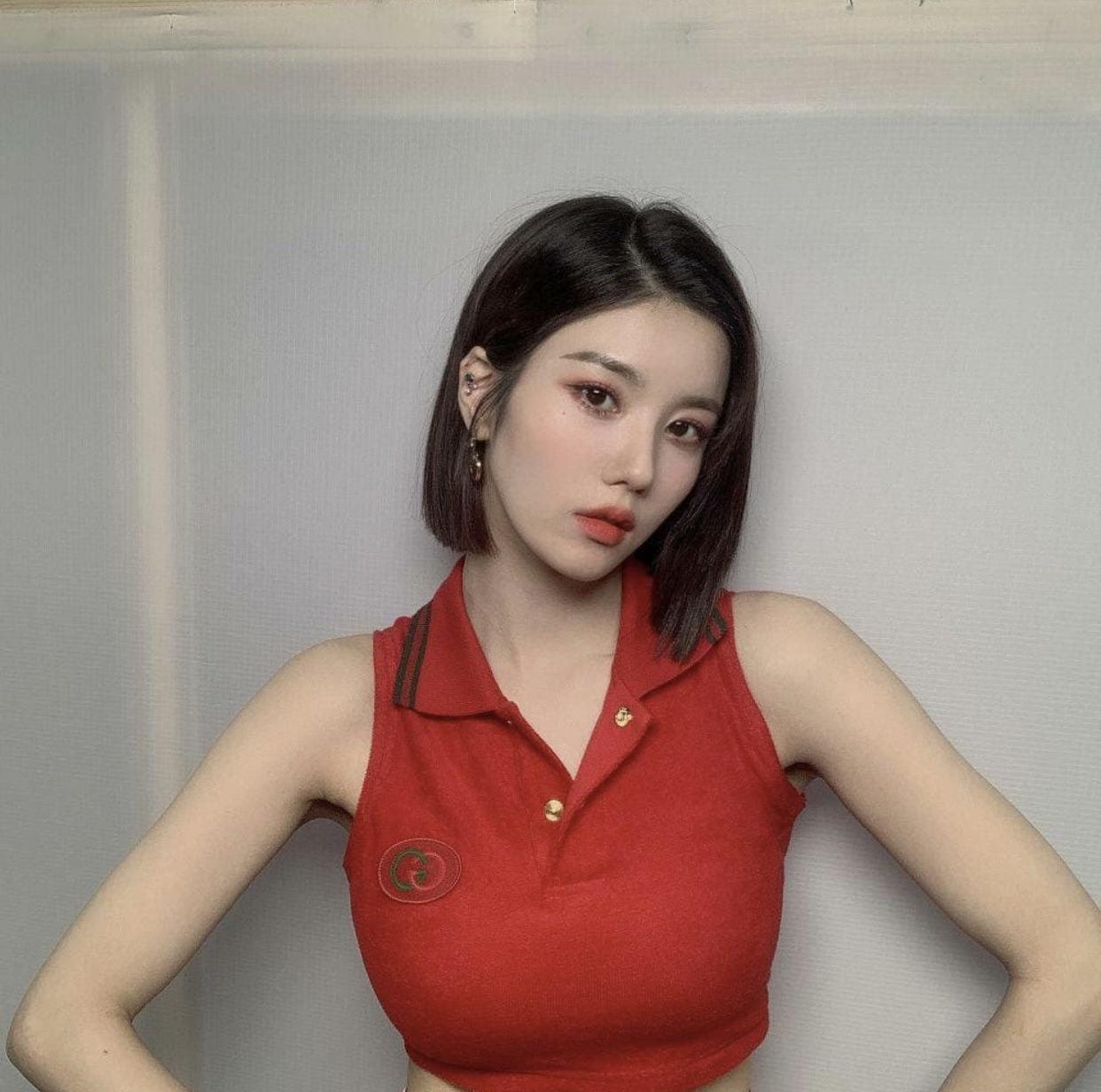 IZ*ONE - Eunbi | Scrolller