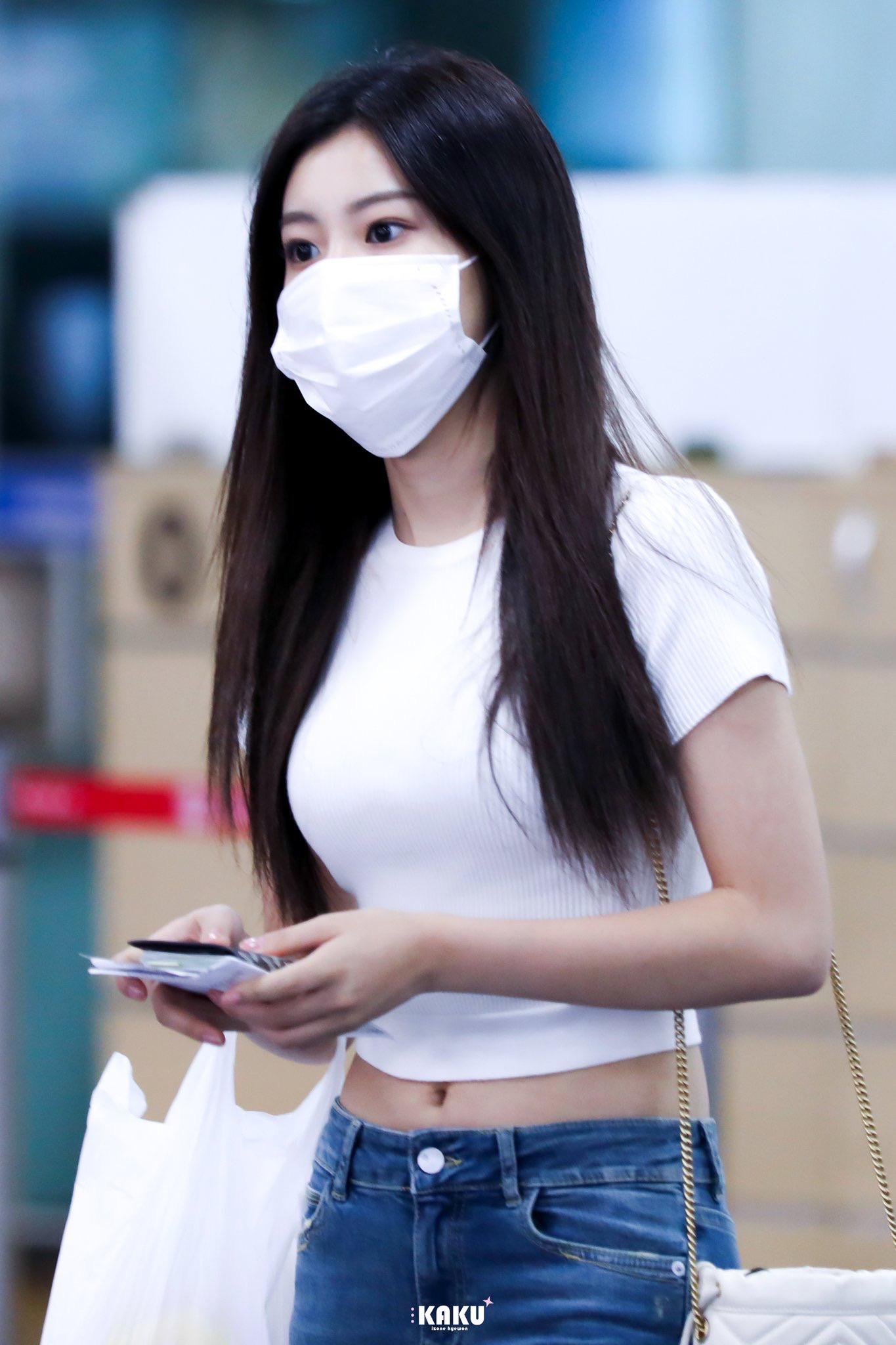 IZ*ONE- Hyewon | Scrolller