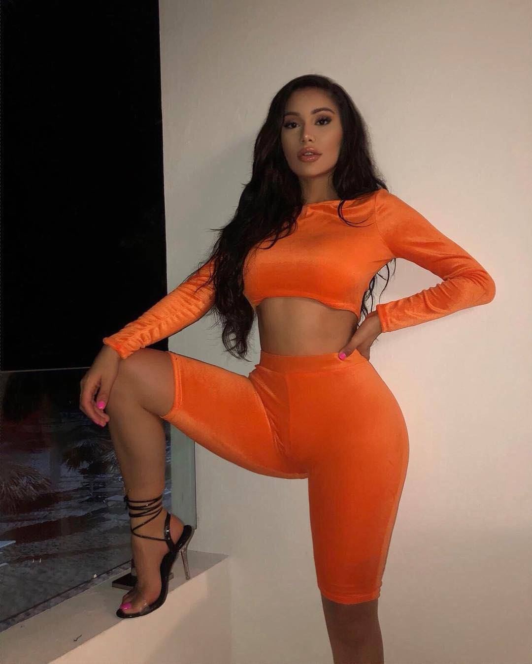 Janet looking hot in orange | Scrolller