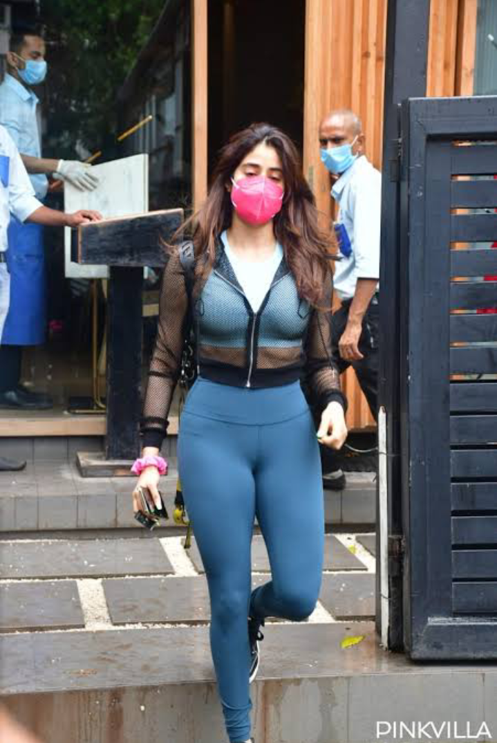 Janhvi Kapoor is making my dℹ️ck harder. Her figure 🍑💦💦 | Scrolller Janhvi Kapoor is making my dℹ️ck harder. Her figure 🍑💦💦 | Scrolller