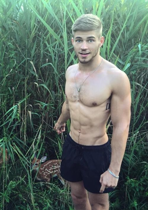 Jaye Kaye (@jayetothekaye) finds a friend | Scrolller