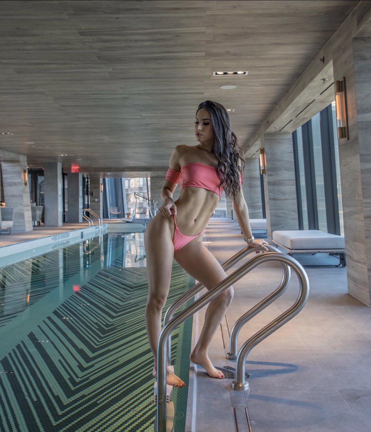 Jen Selter Pool side | Scrolller