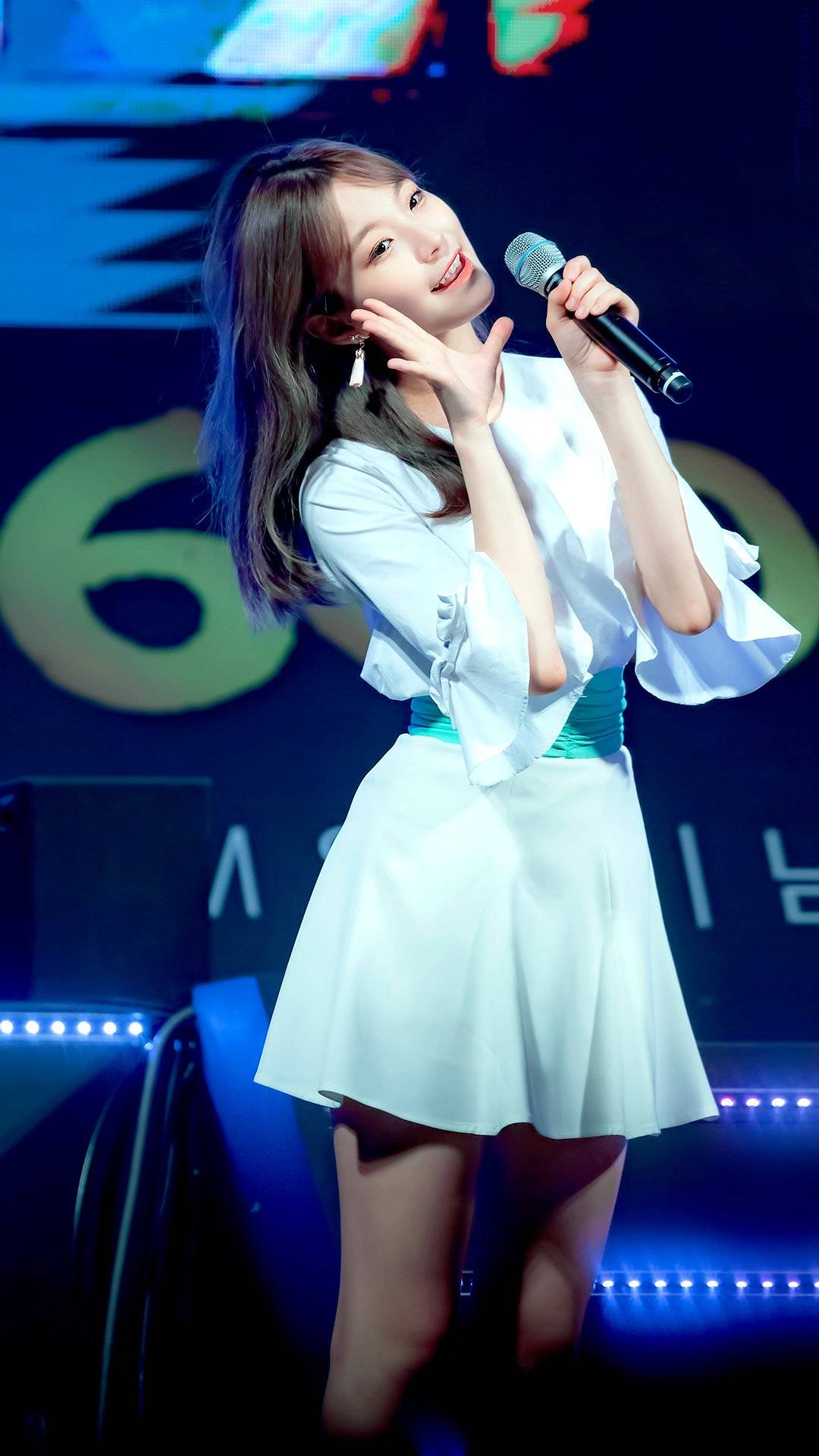 Jiheon pose | Scrolller