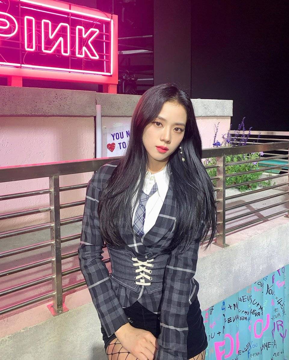 Jisoo | Scrolller