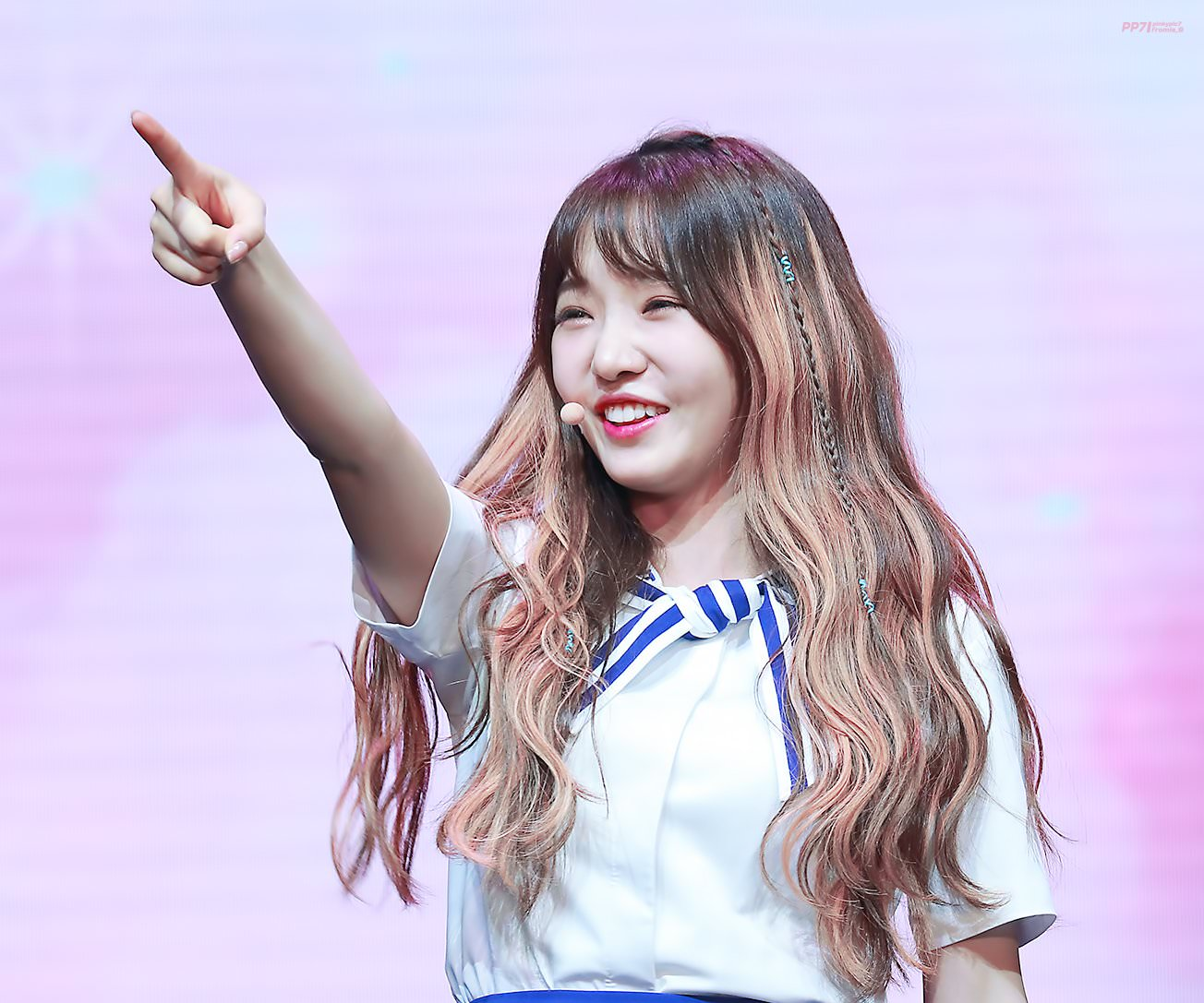 Jisun pointing | Scrolller