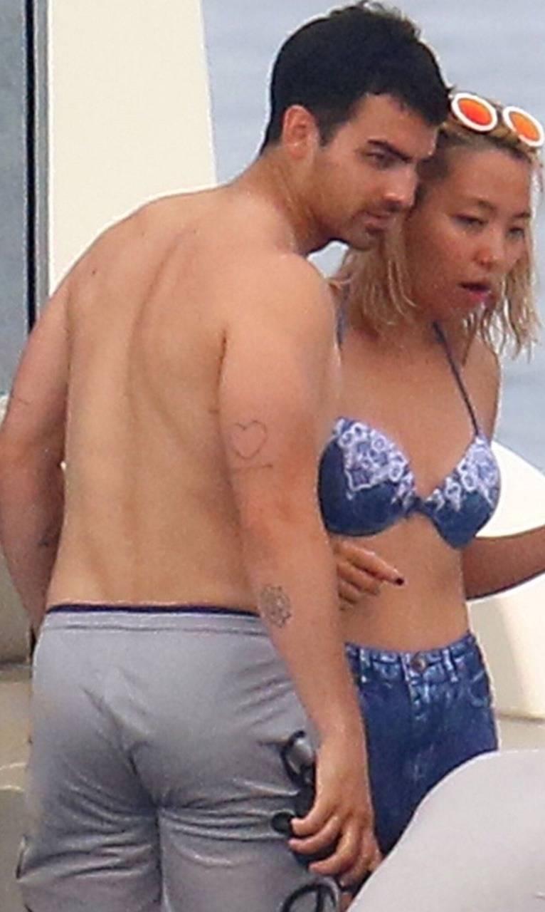 Joe Jonas | Scrolller