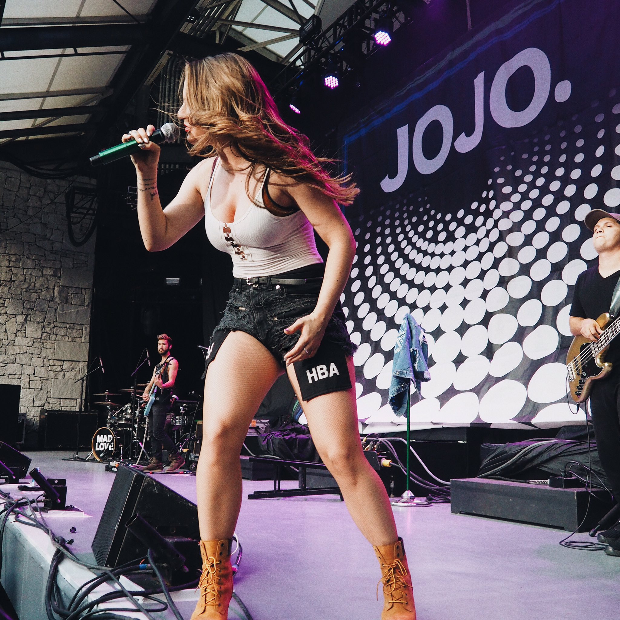 JoJo flaunting T&A on stage | Scrolller