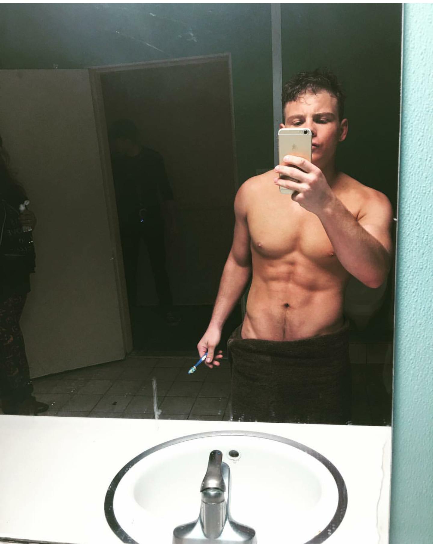 Jonathan Lipnicki - American Actor | Scrolller