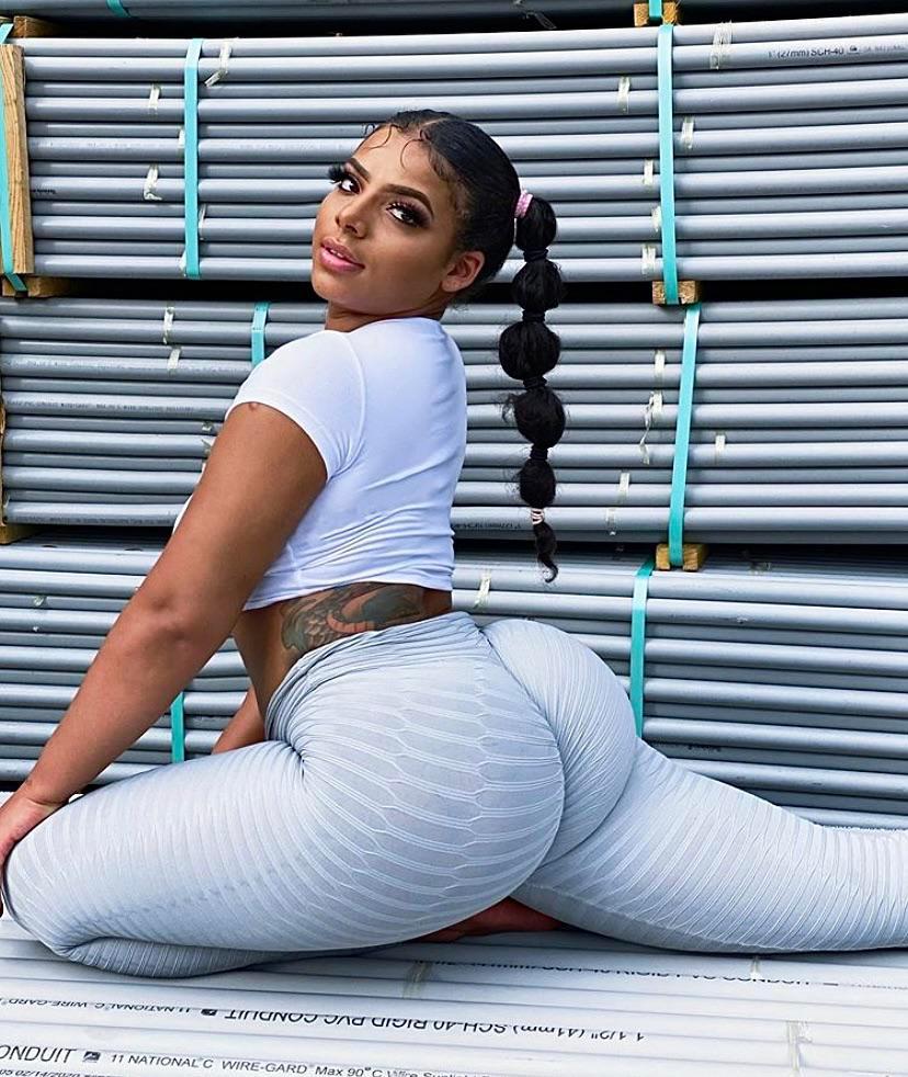 Juicy🍑🍑 Scrolller