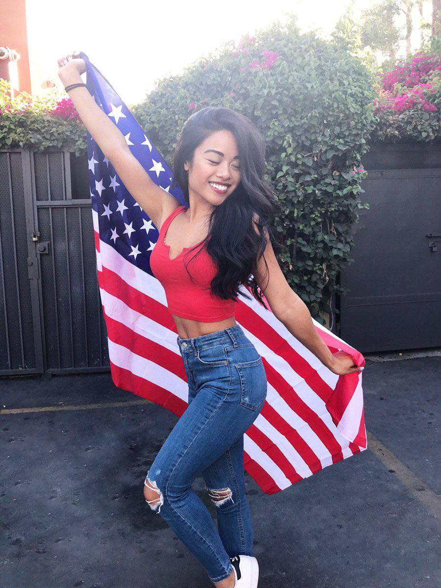 Jules Aurora | Scrolller