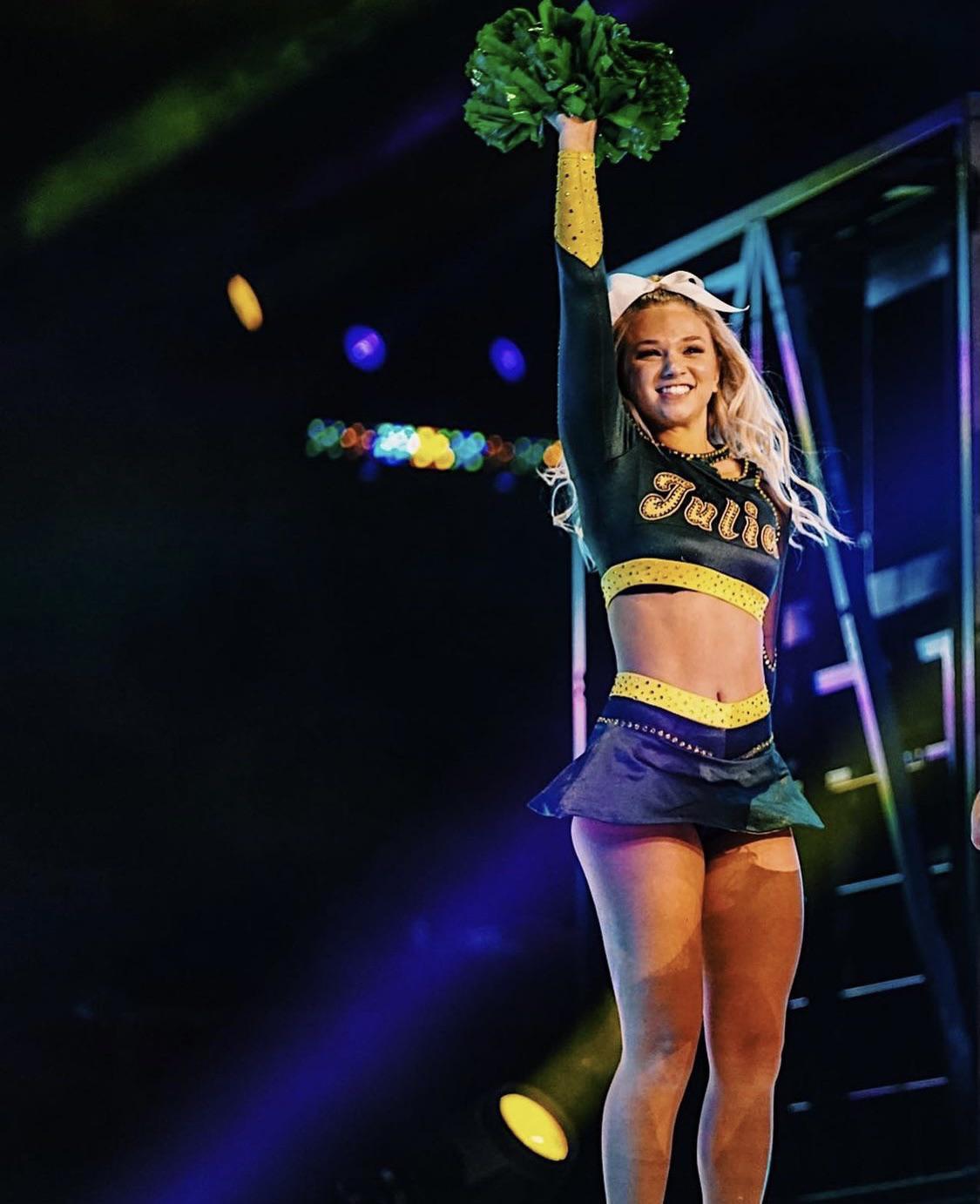 Julia Hart and her short skirt | Scrolller