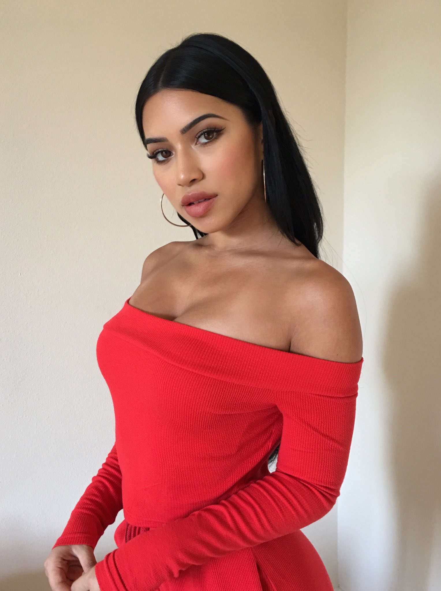 Julia Kelly | Scrolller