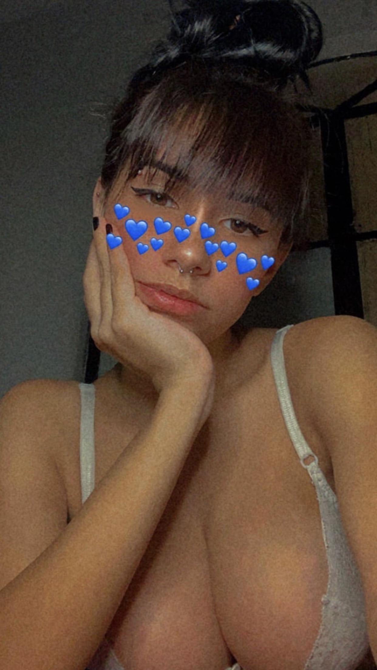 Julia Lopes | Scrolller