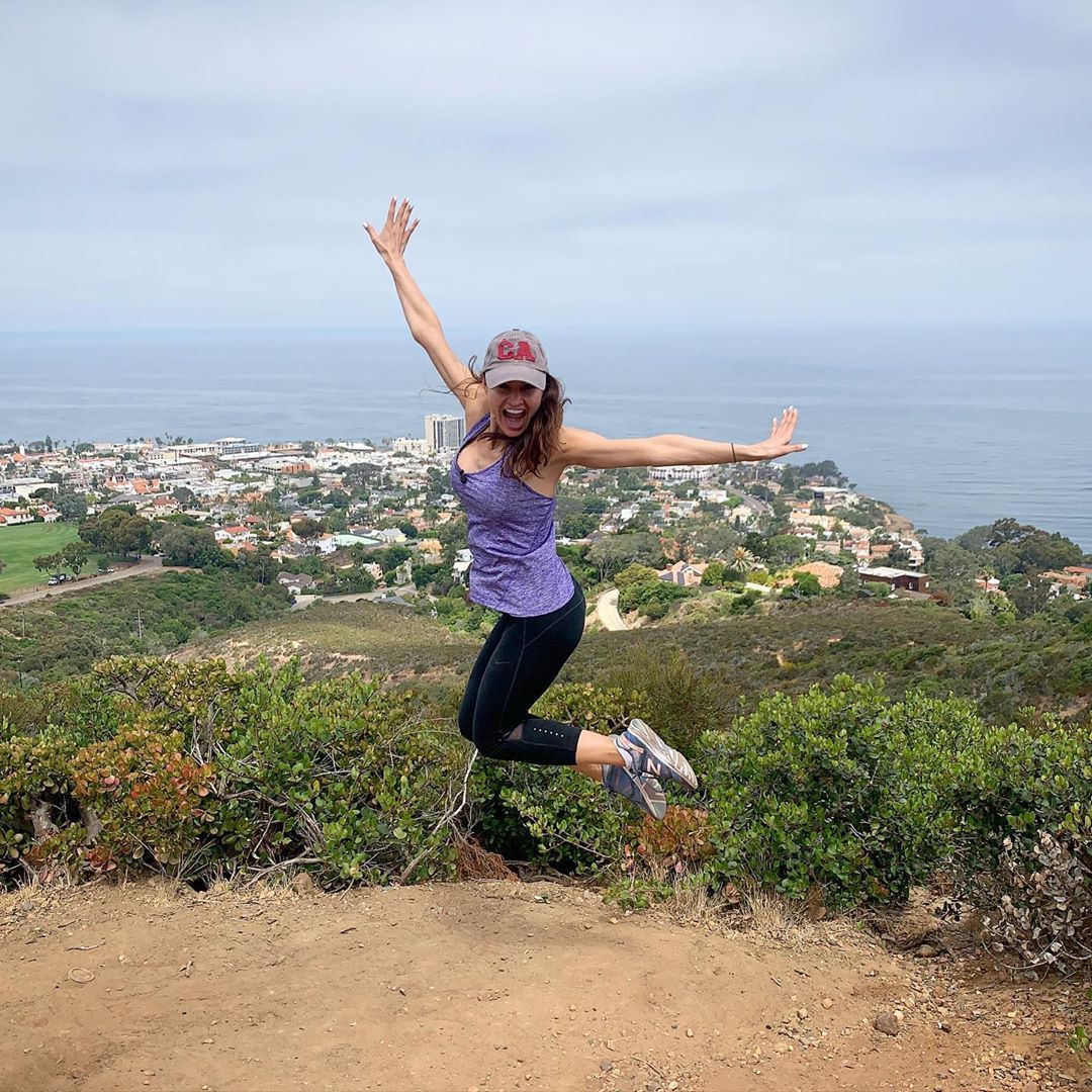 Jumping Jenny | Scrolller