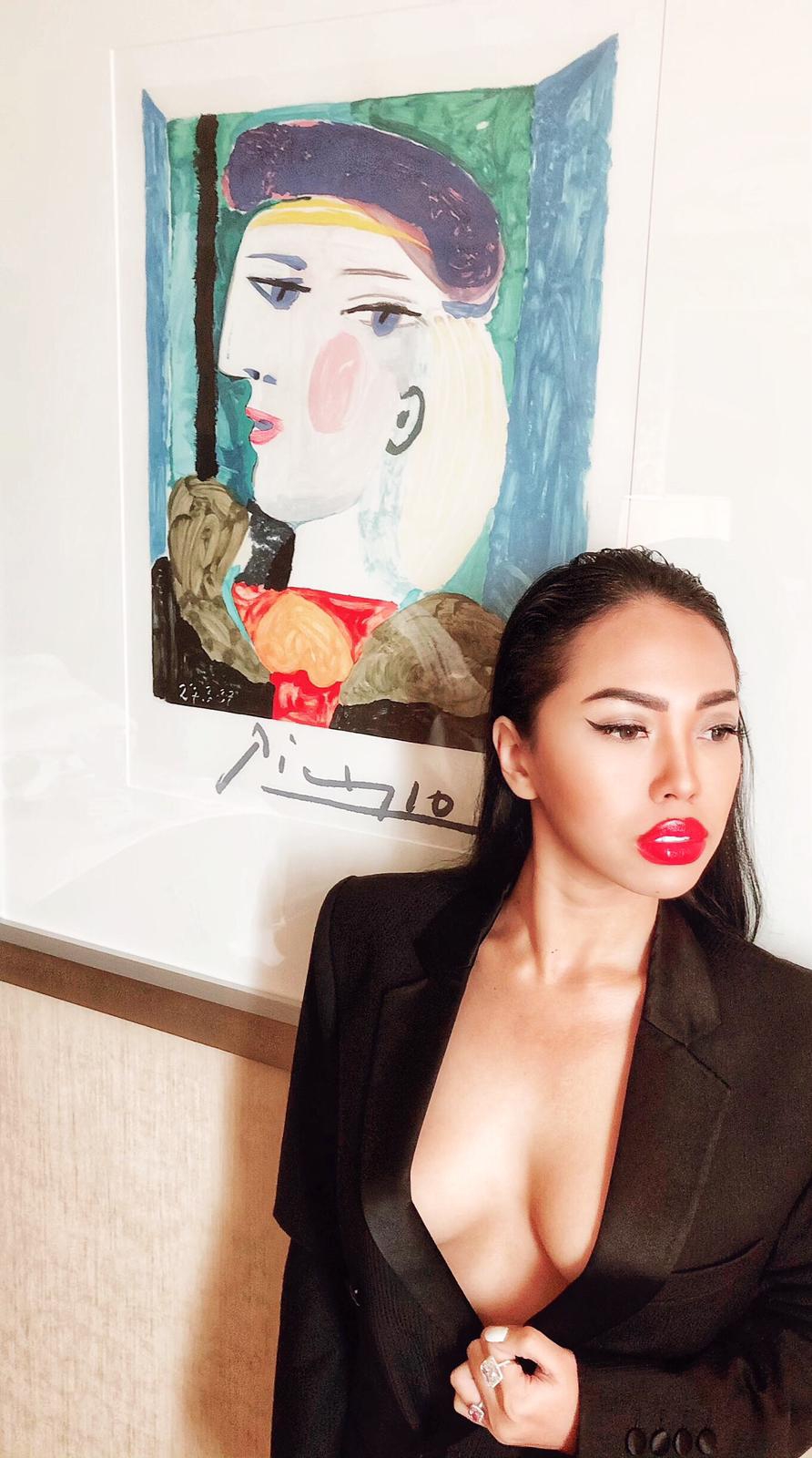 Just a little cleavage | Scrolller