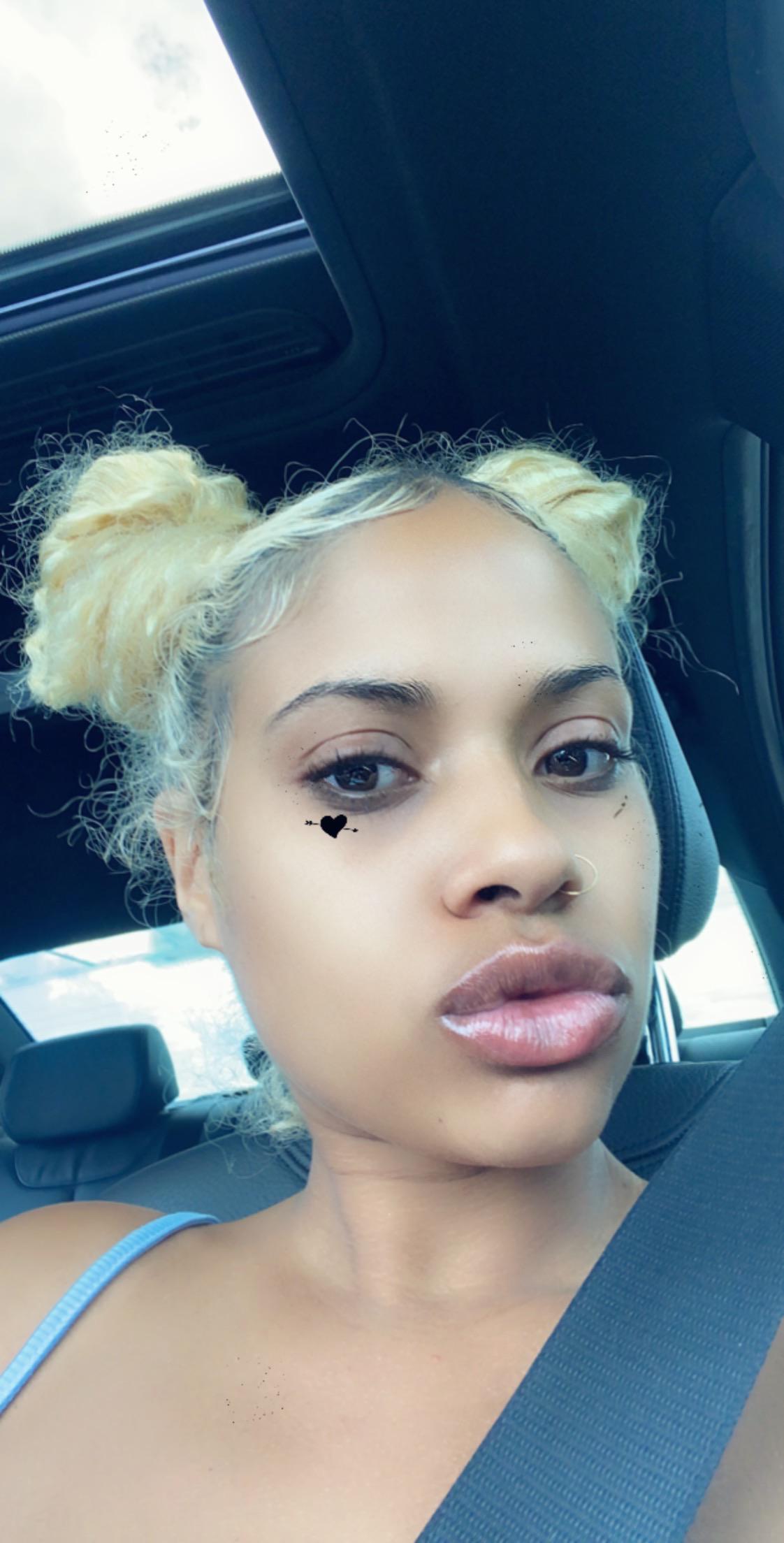 Just a little gloss on 👄 | Scrolller