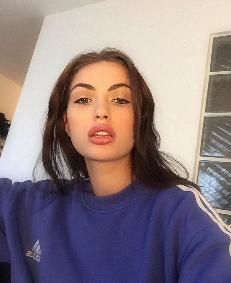 just chillin' | Scrolller