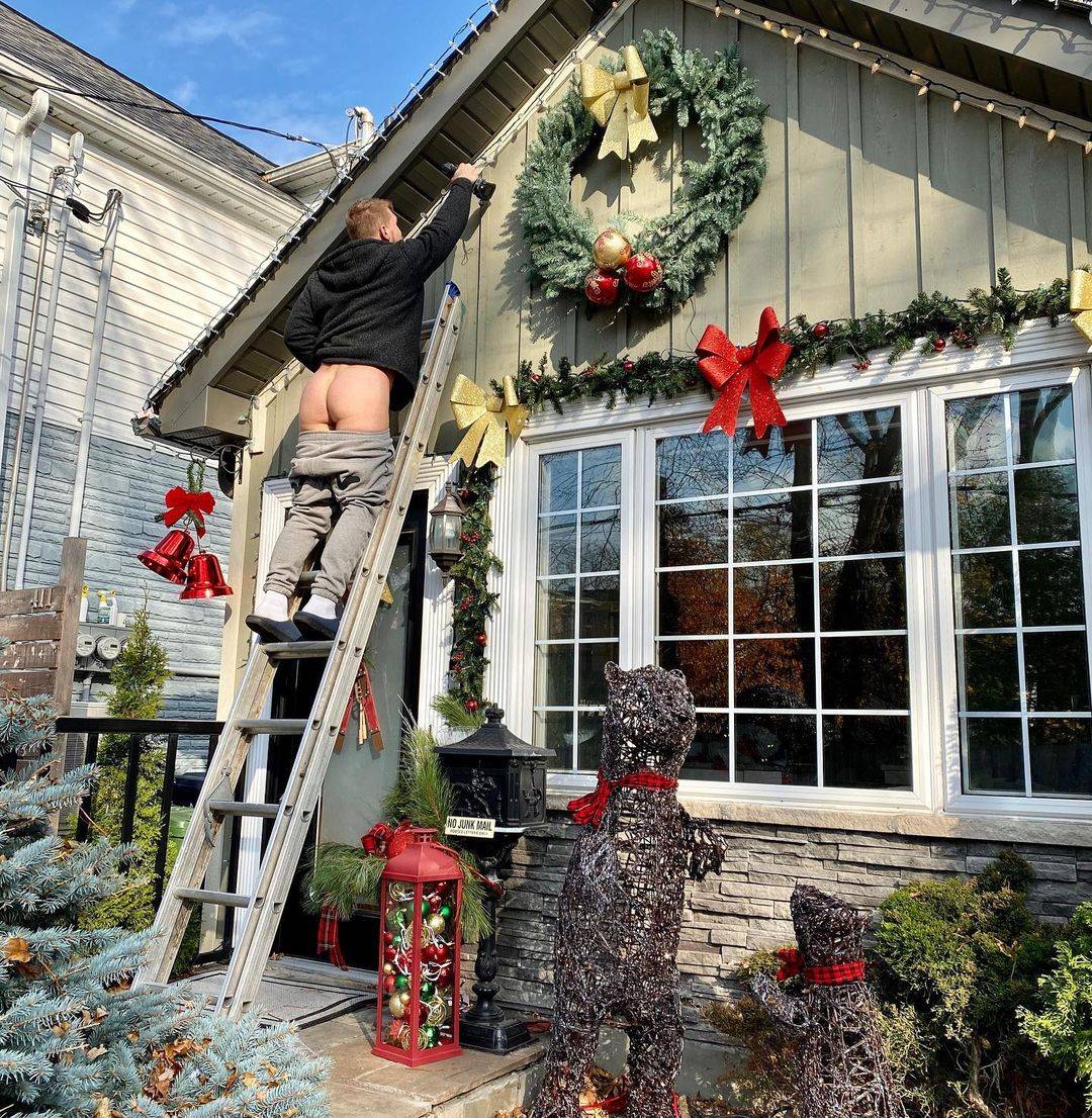 Just decorating... | Scrolller