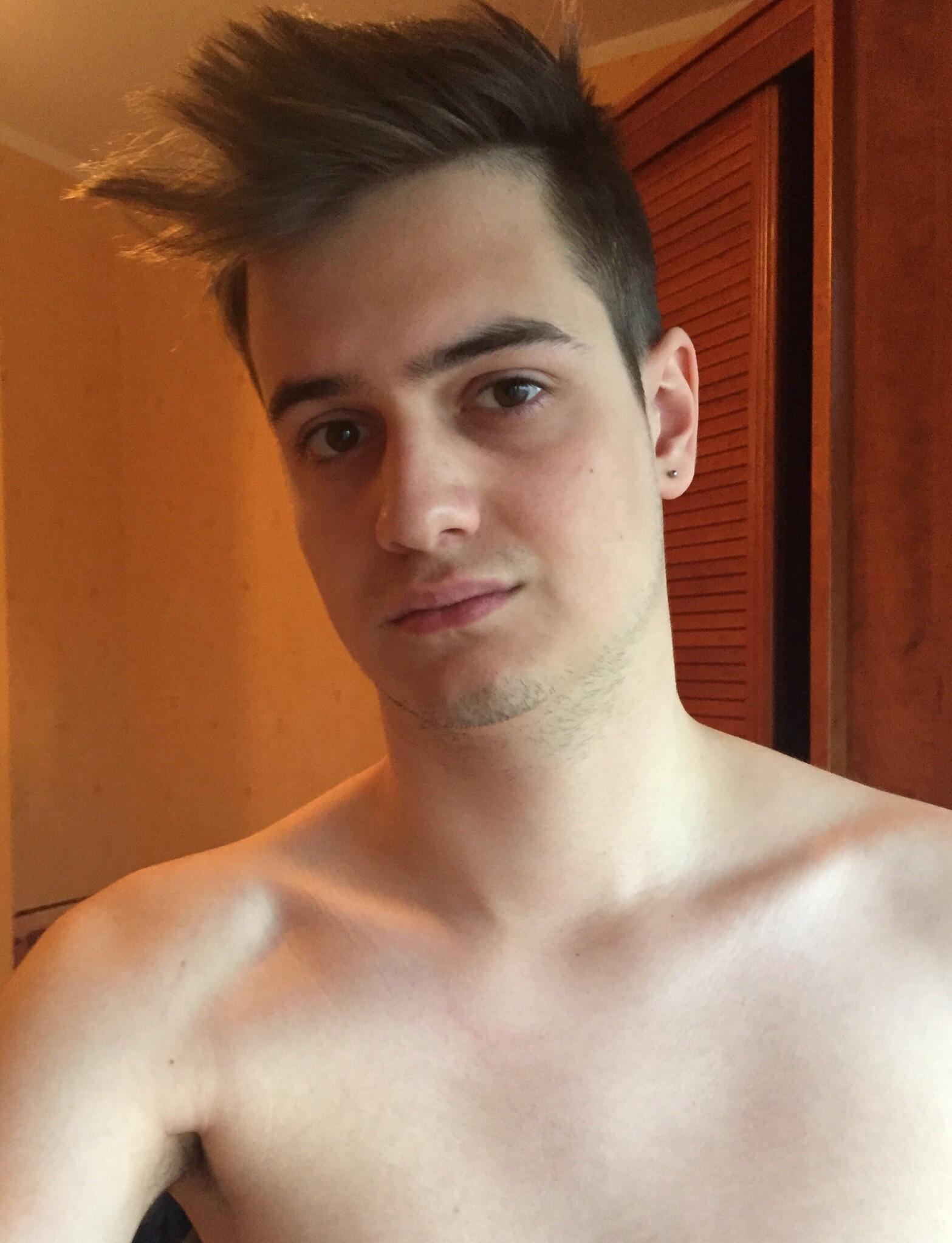 Just pierced my ear | Scrolller