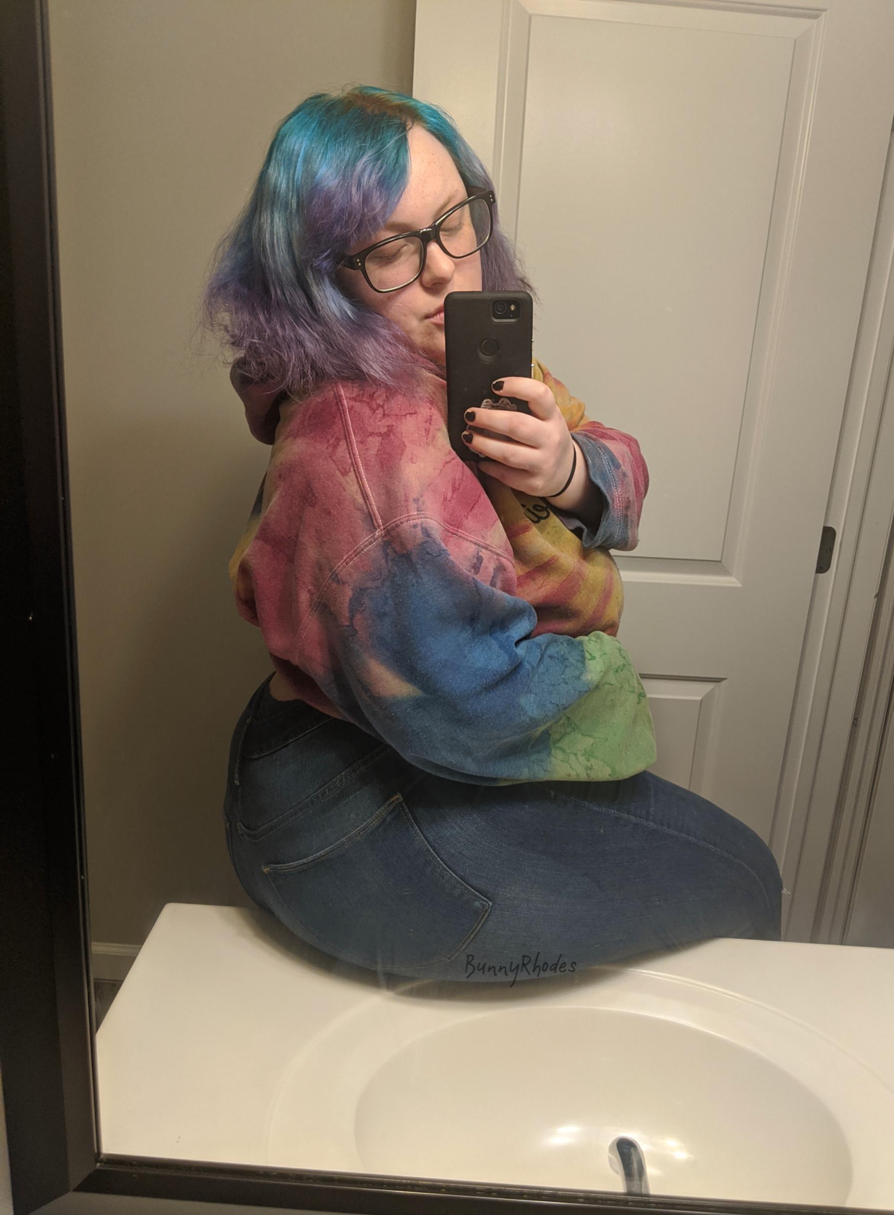 just sittin on my big round butt | Scrolller